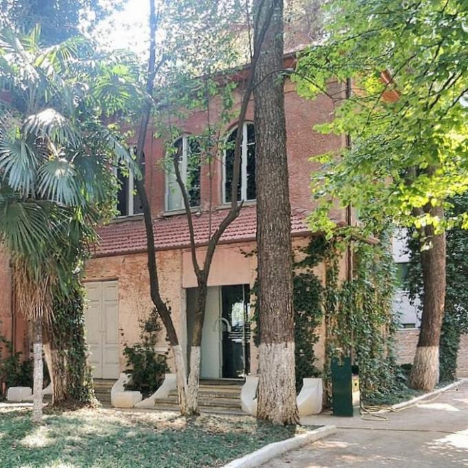 Tiranë - Shtëpia e Gjetheve. Présentation et avis des voyageurs.